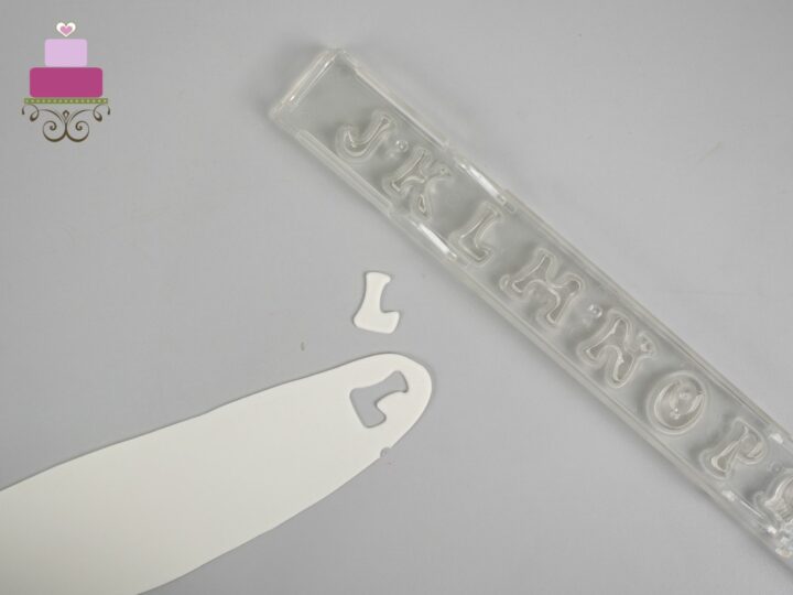 Cake Lettering (How to Align Letters on Cakes) | Decorated Treats