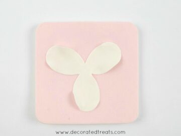 Simple Sugar Flowers - A Step By Step Tutorial - Decorated Treats