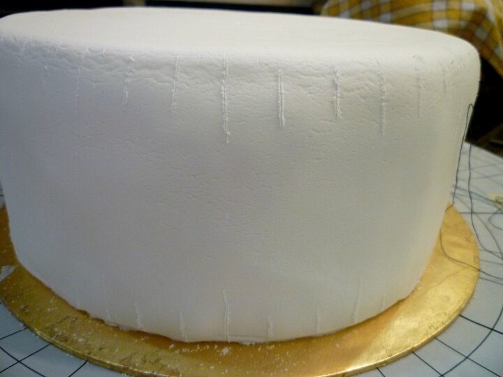 How to Pipe Consistent Lines on Cakes | Decorated Treats