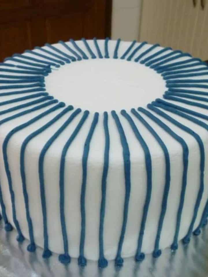 How to Pipe Different Colored Icing with One Piping Tip - Decorated Treats